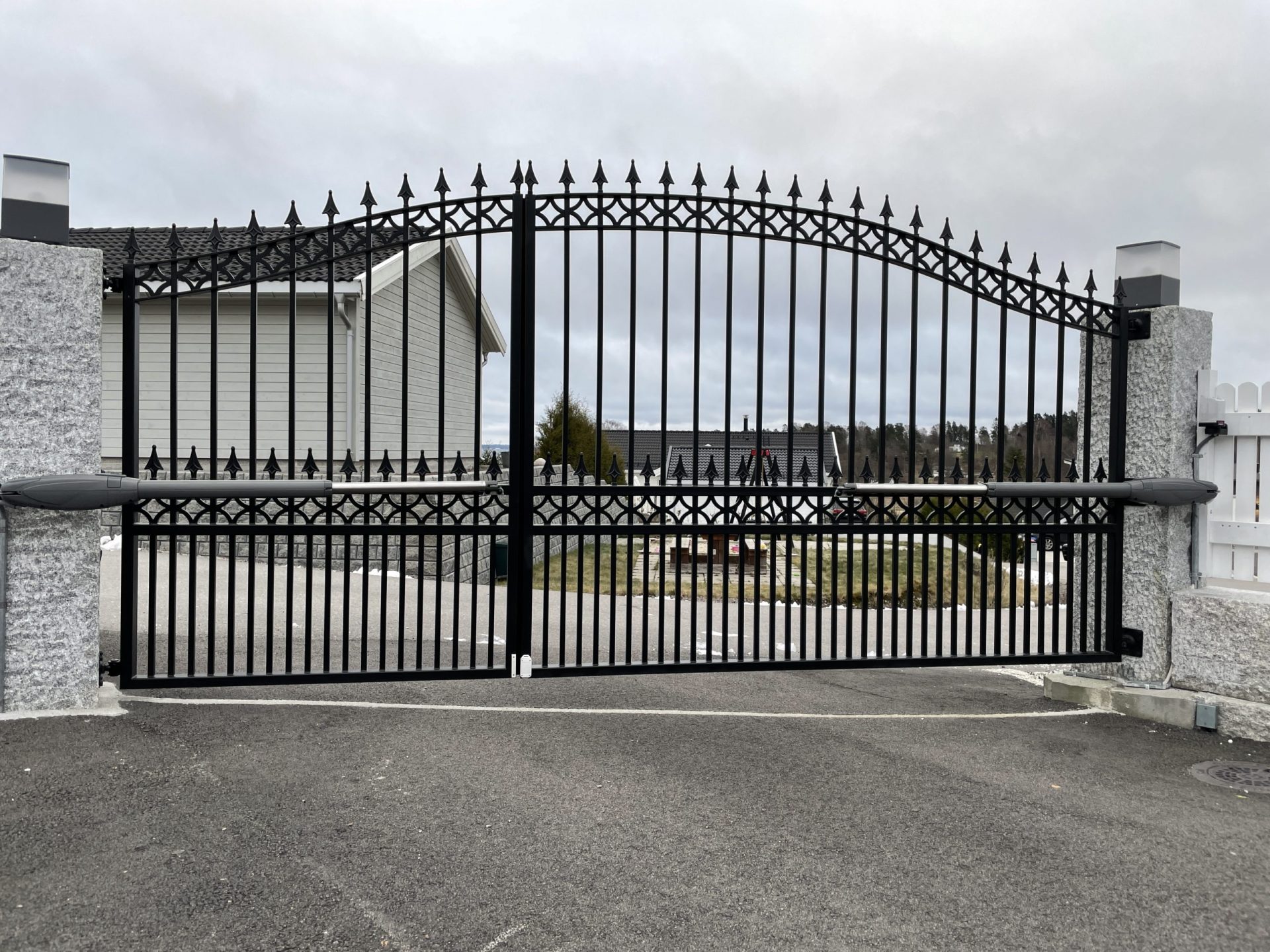 Piers double leafed gate