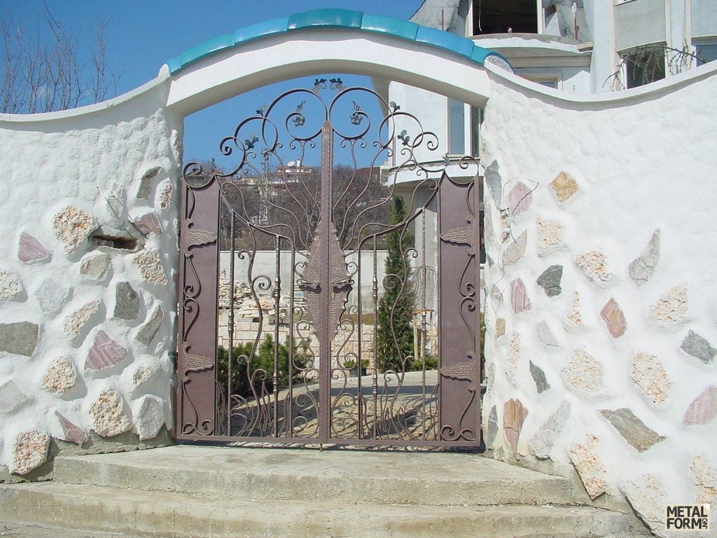 Apollon driveway gate