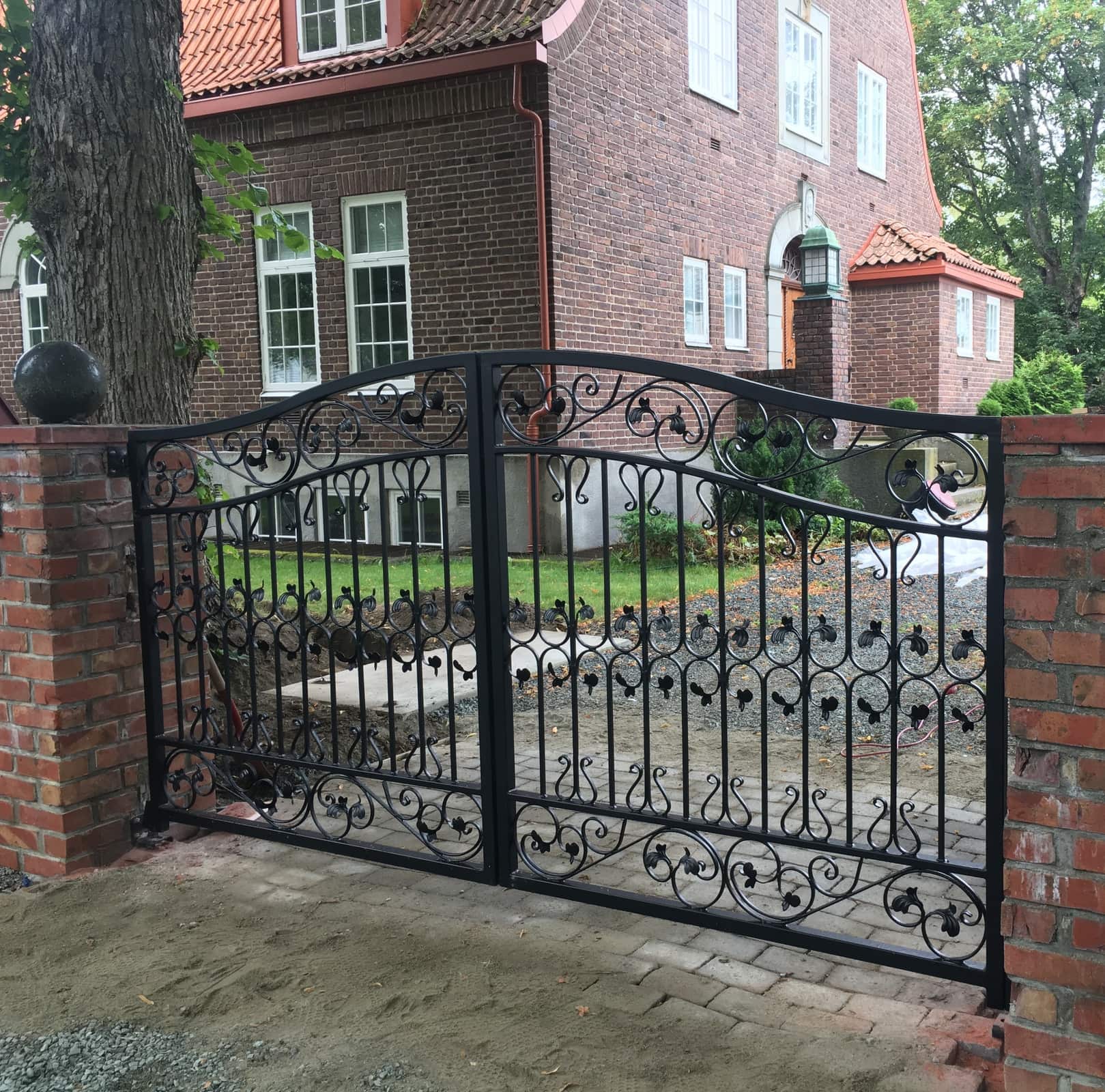 Upper street double leaf gate